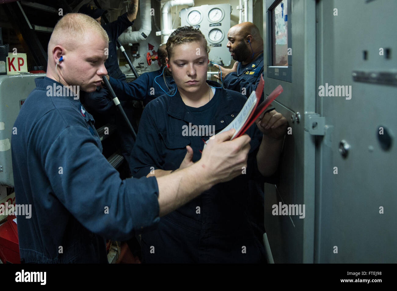 L'image capture un exercice technique à bord de l'USS Cole, avec le ...