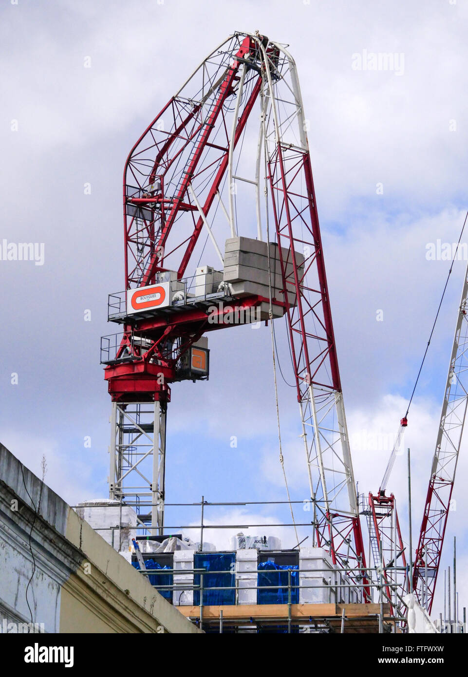 Londres, Royaume-Uni. 28 mars, 2016. Météo France : une grue est pliée ...