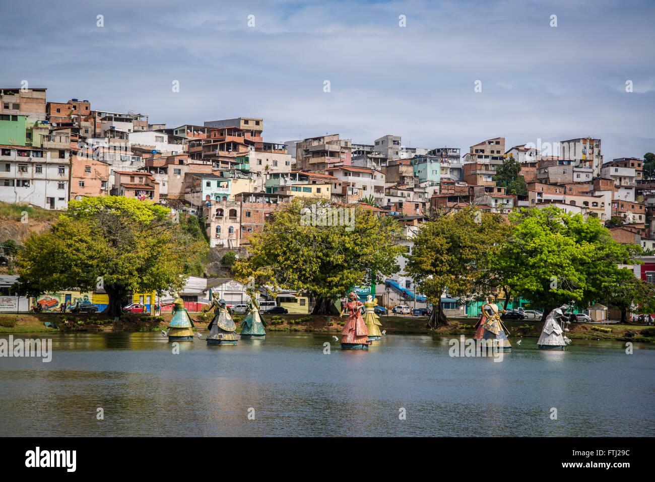 Orixás, statues du candomblé flottant sur le lac Dique do Tororó ...