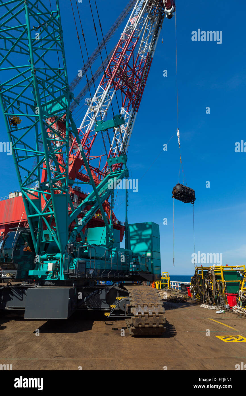 Préparation sur une barge-grue offshore avant le levage lourd Photo ...