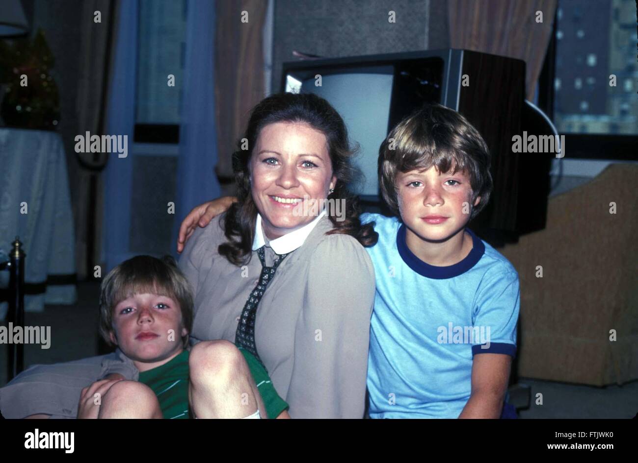 Patty duke with sons, mack Banque de photographies et d’images à haute ...