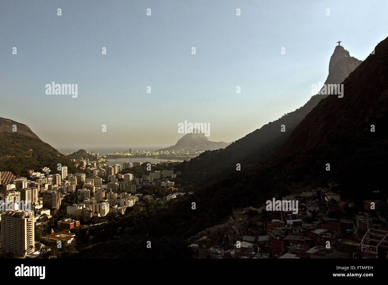 Vue de la ville de Rio de Janeiro à partir de la favela de Santa Marta ...