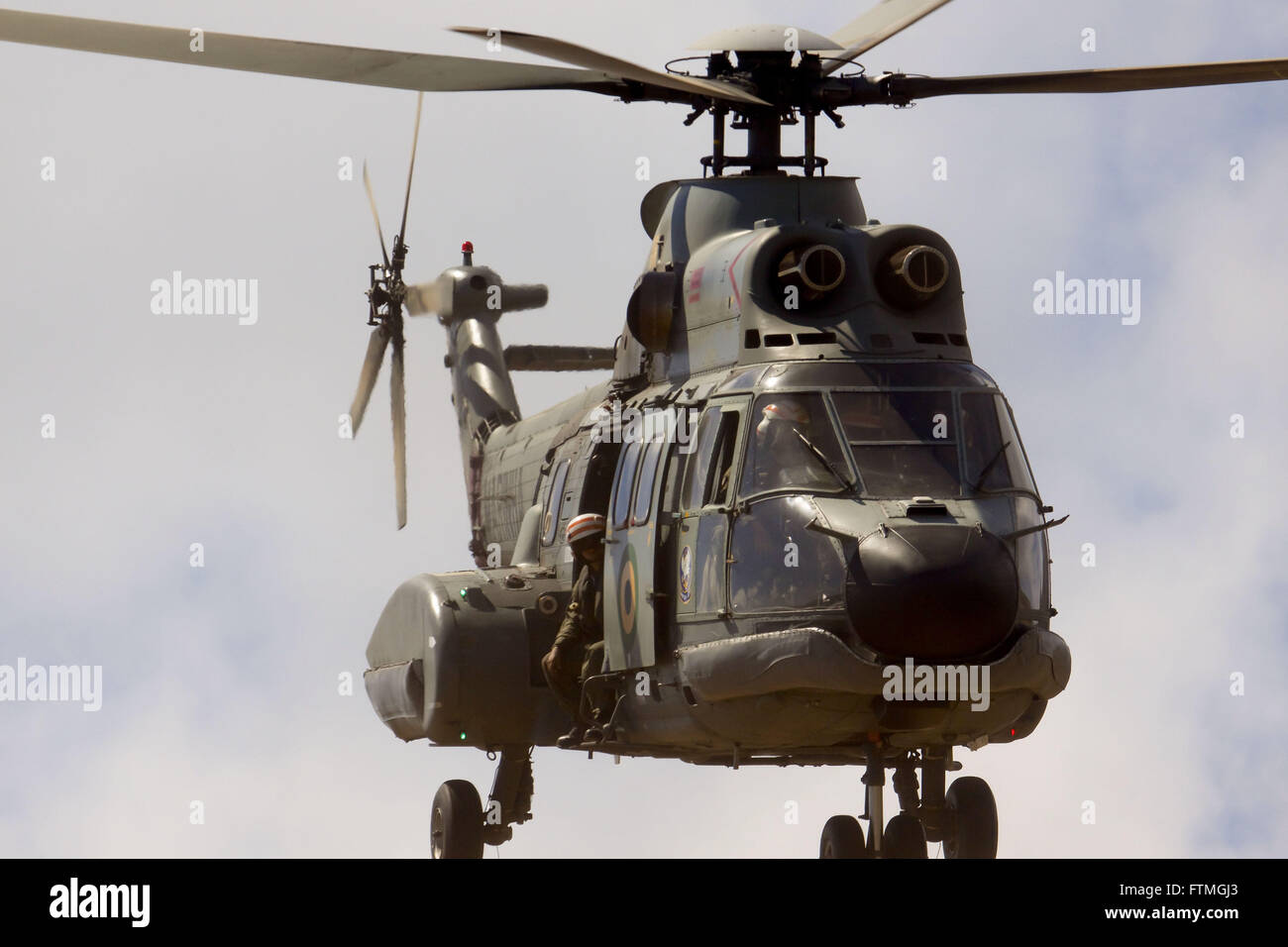 Hélicoptère Super Puma de la marine brésilienne à l'île de Trindade ...