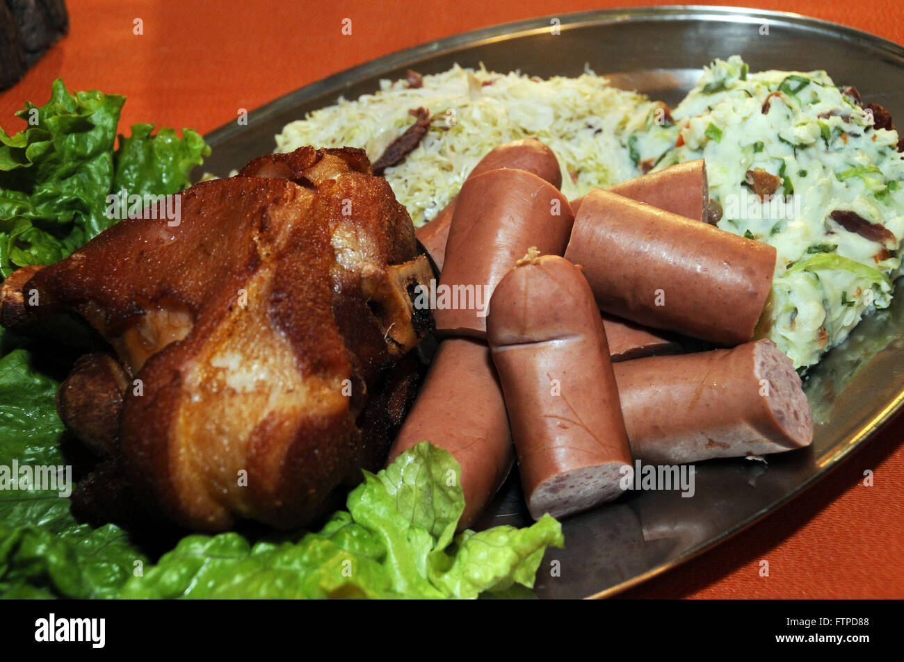 Genou de porc ou Eisbein - plat typiquement allemand Photo Stock - Alamy