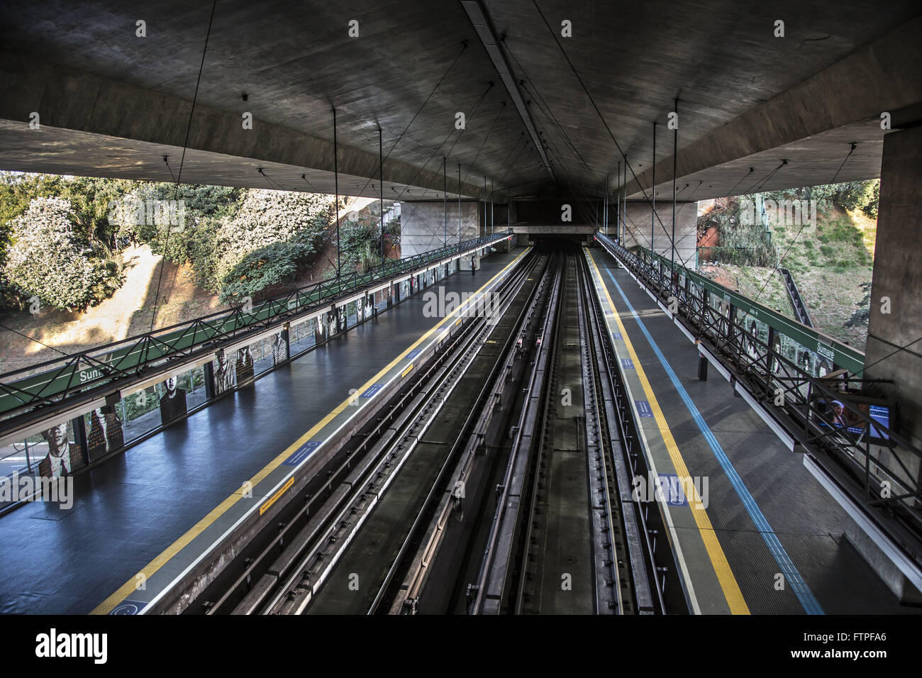 La station de métro Sanctuaire Notre Dame de Fatima - railway Sumaré ...