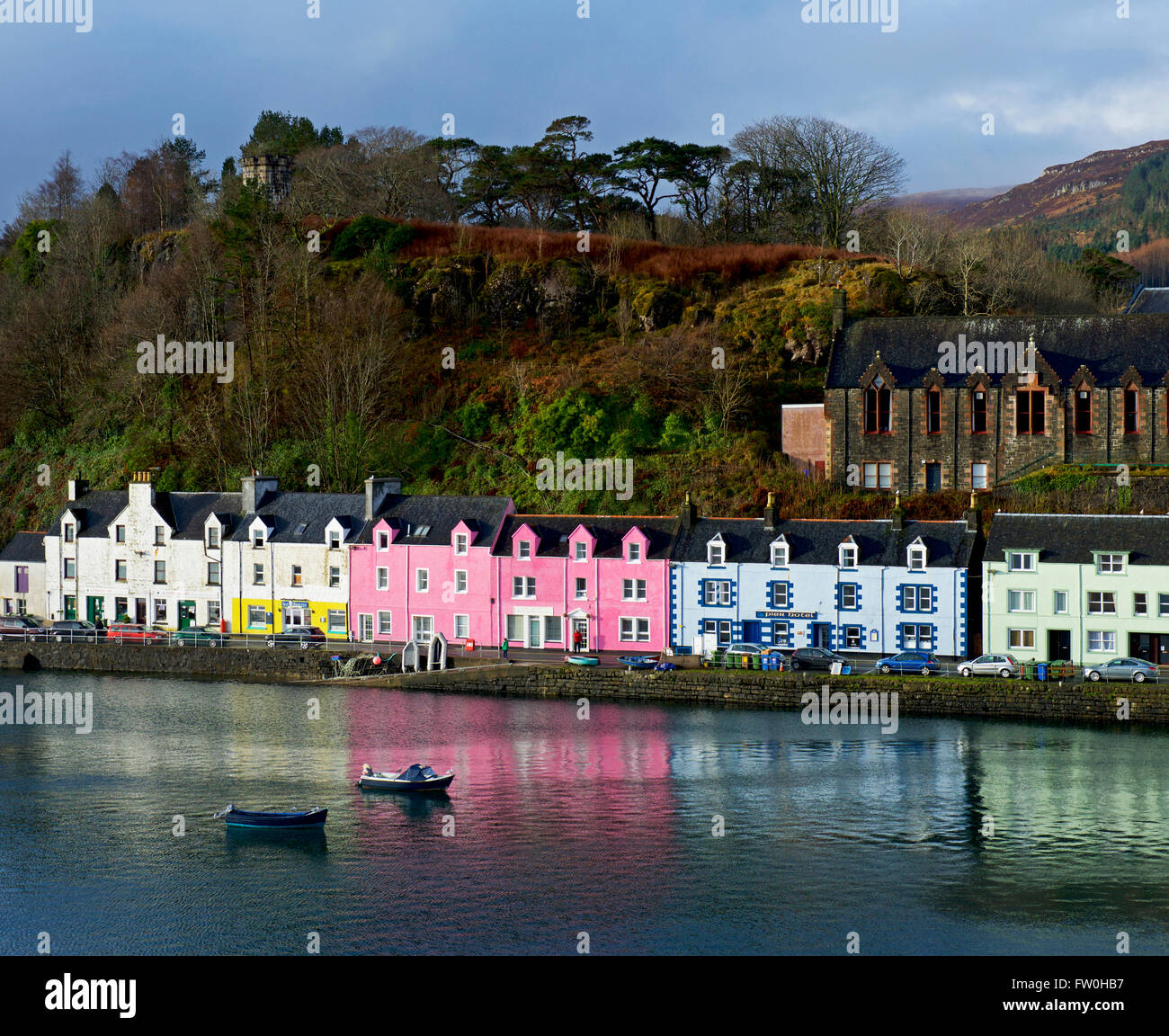 Chambre aux couleurs pastel, entourant le port de Portree, Isle of Skye ...