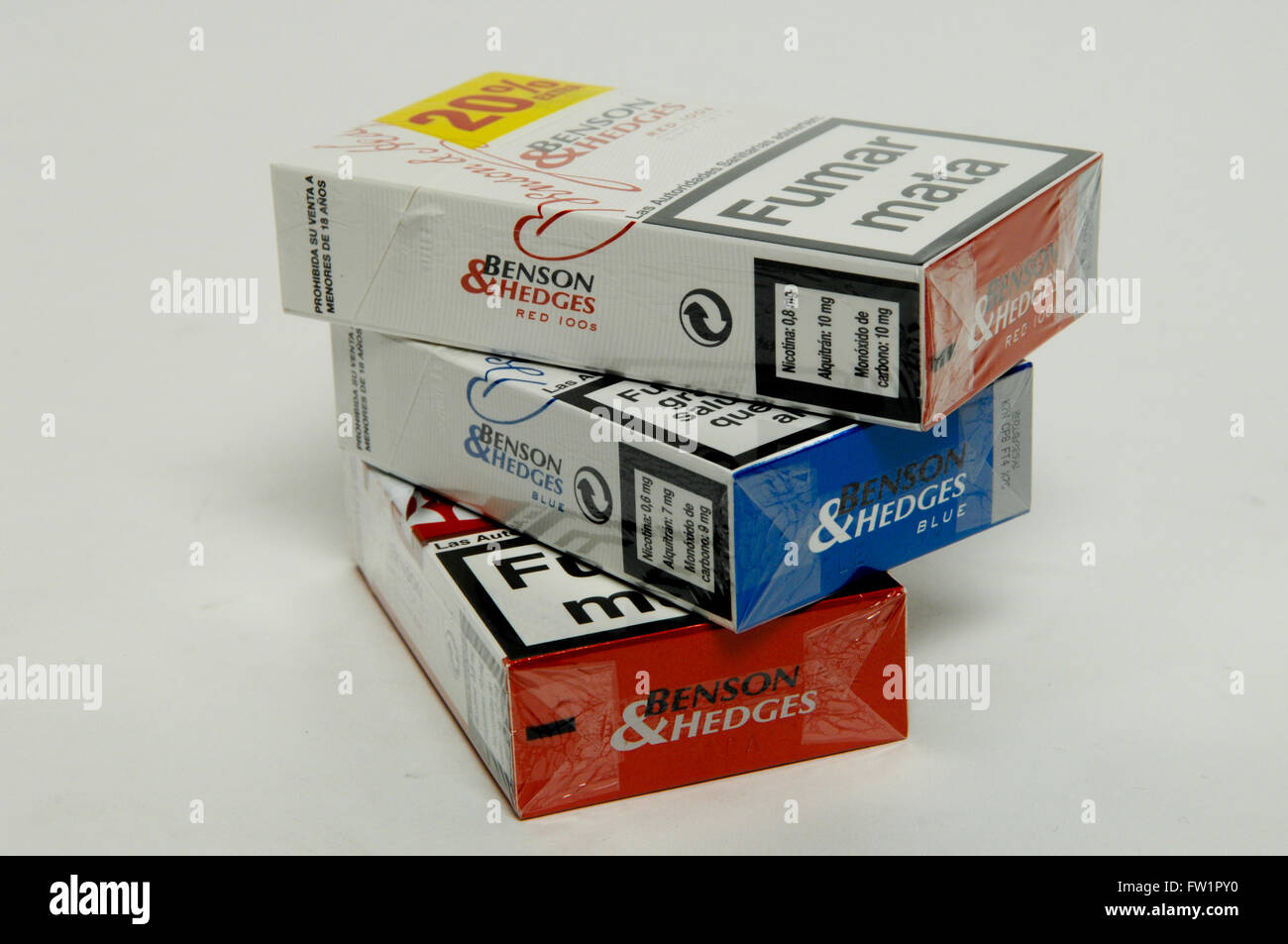 Benson hedges blue cigarettes packet Banque de photographies et d ...