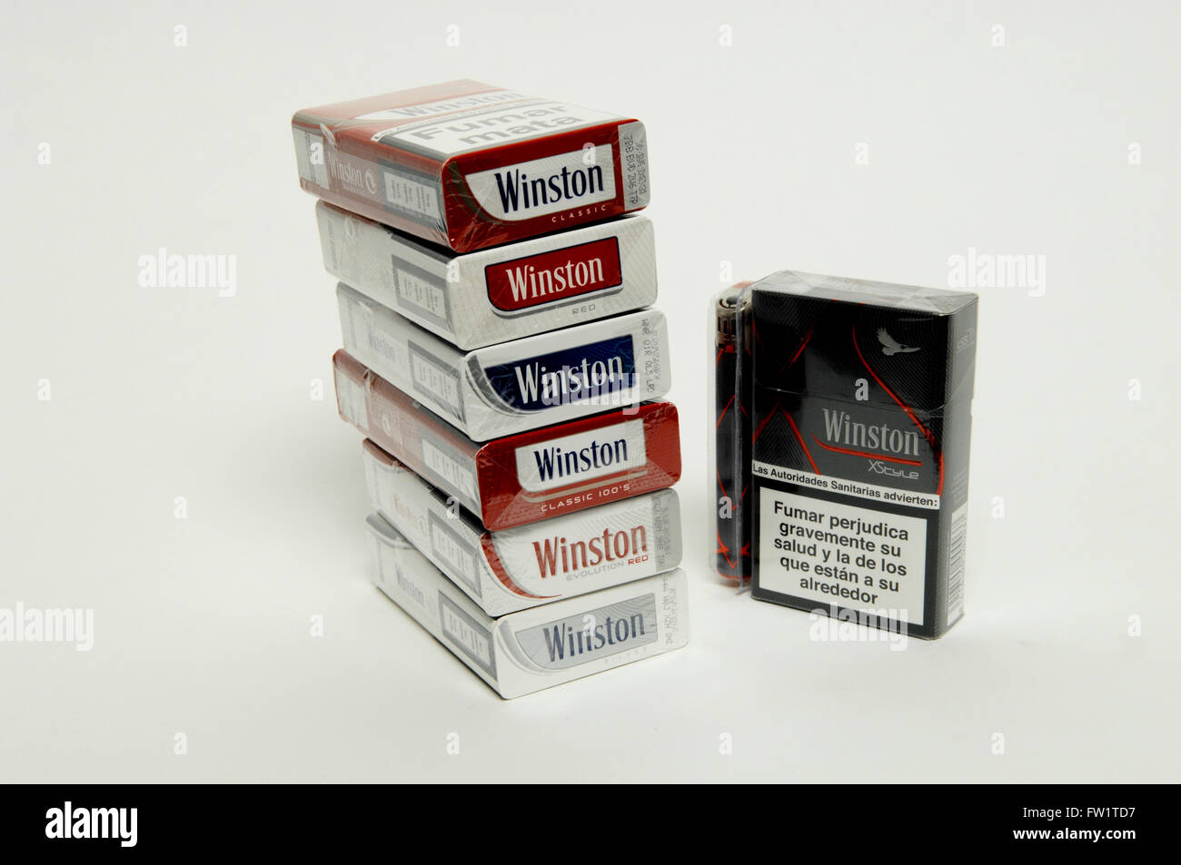 Sélection de Winston Cigarettes de marque sur fond blanc Photo Stock ...
