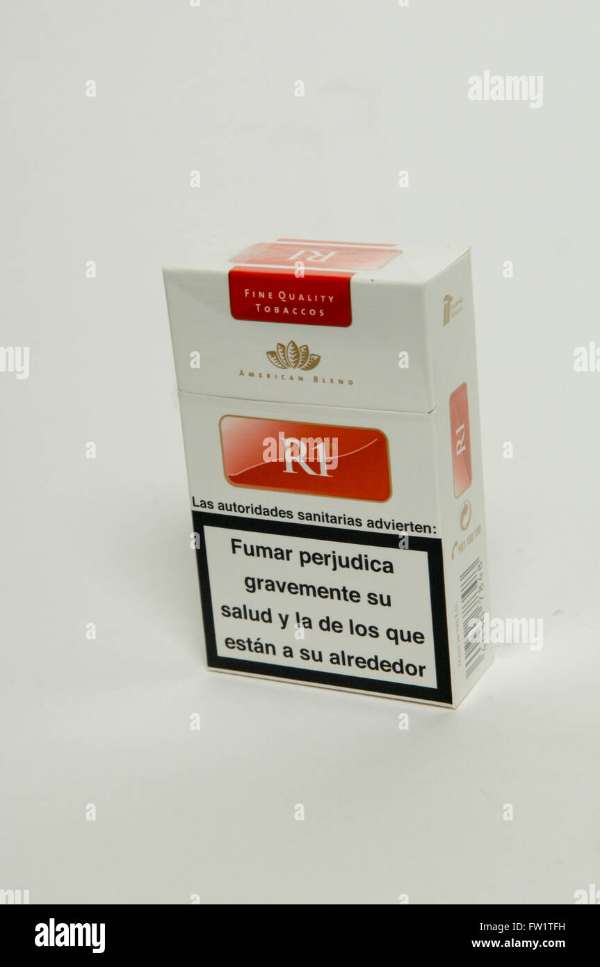 R1 paquet de cigarettes sur fond blanc Photo Stock - Alamy