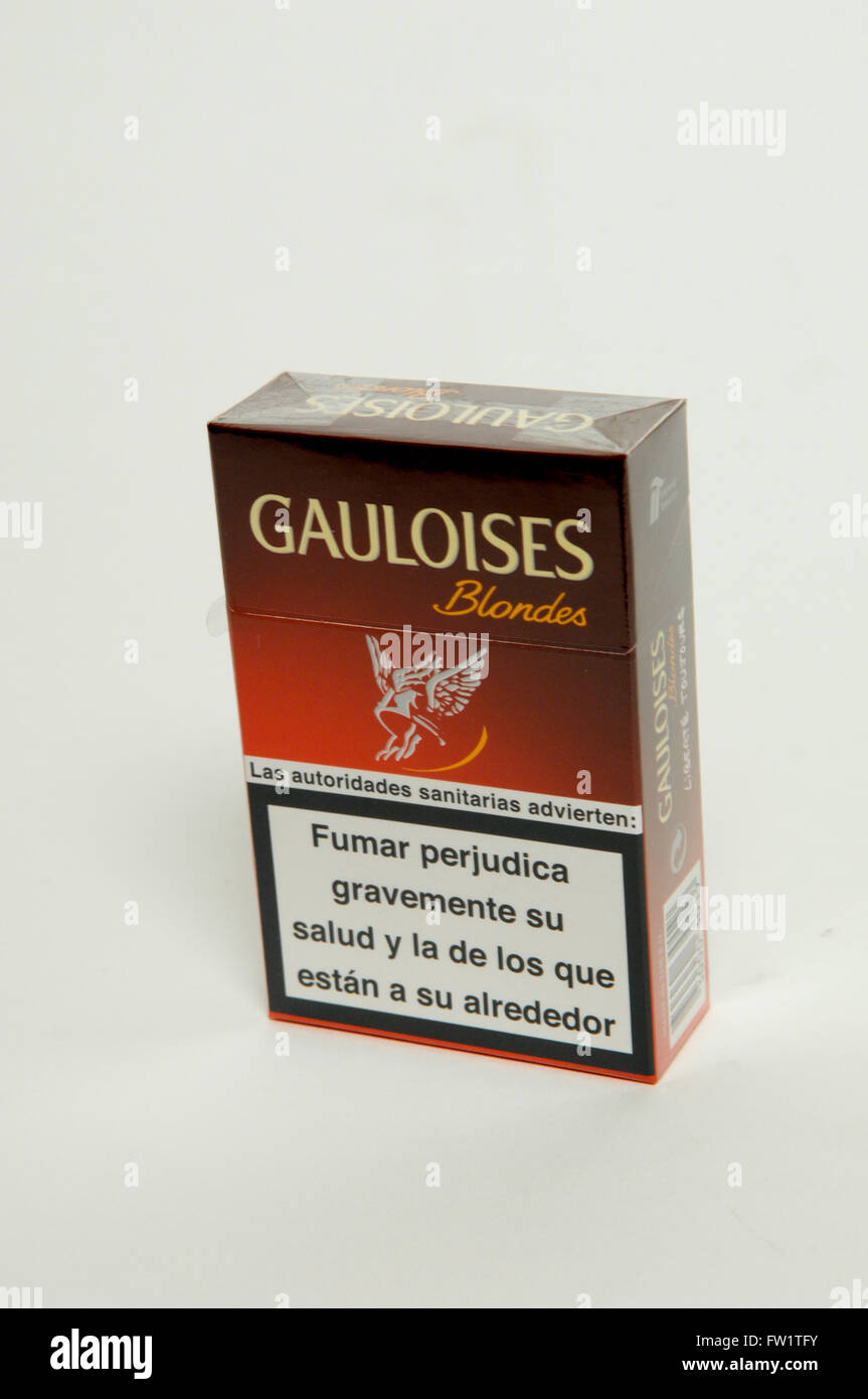 Paquet de cigarettes Gauloises Blondes sur fond blanc Photo Stock - Alamy