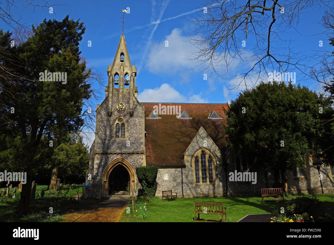 Façade de l'église avec porte d'entrée et cloches haute visible à la ...