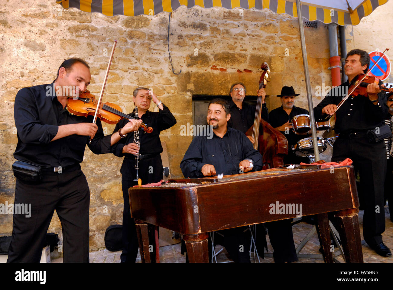 Groupe de violoniste tzigane roumain Banque de photographies et d ...