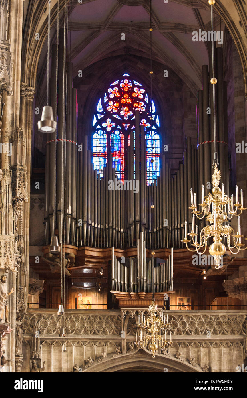 Orgue de la cathédrale St Stephen, Stephansdom. Après l'incendie de ...