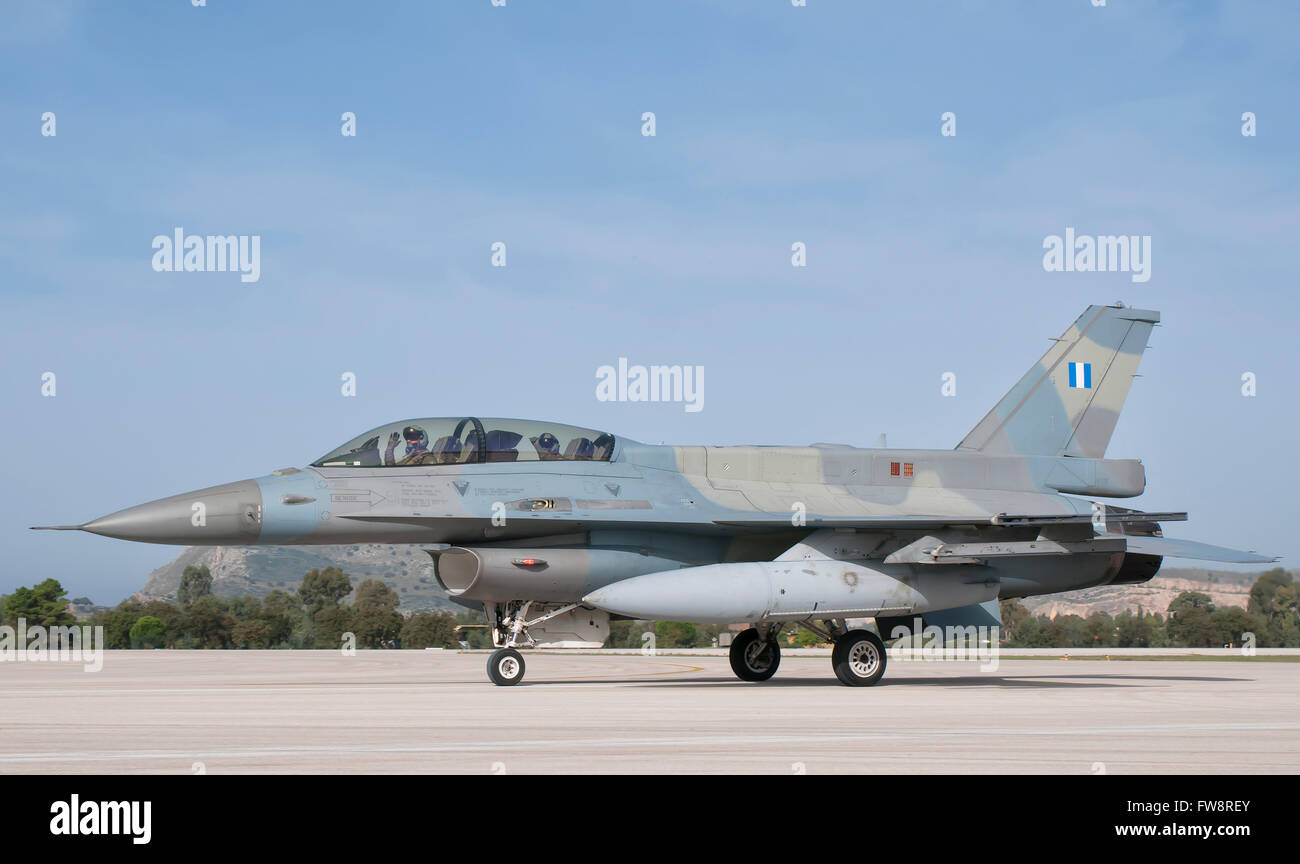 Hellenic Air Force F-16D circuler à la base aérienne d'Araxos, Grèce ...