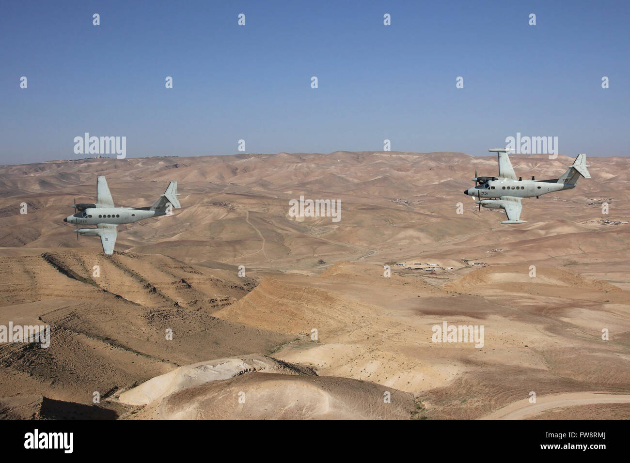 Une paire de l'air israélienne B-200 Tzofit avion de transport léger ...