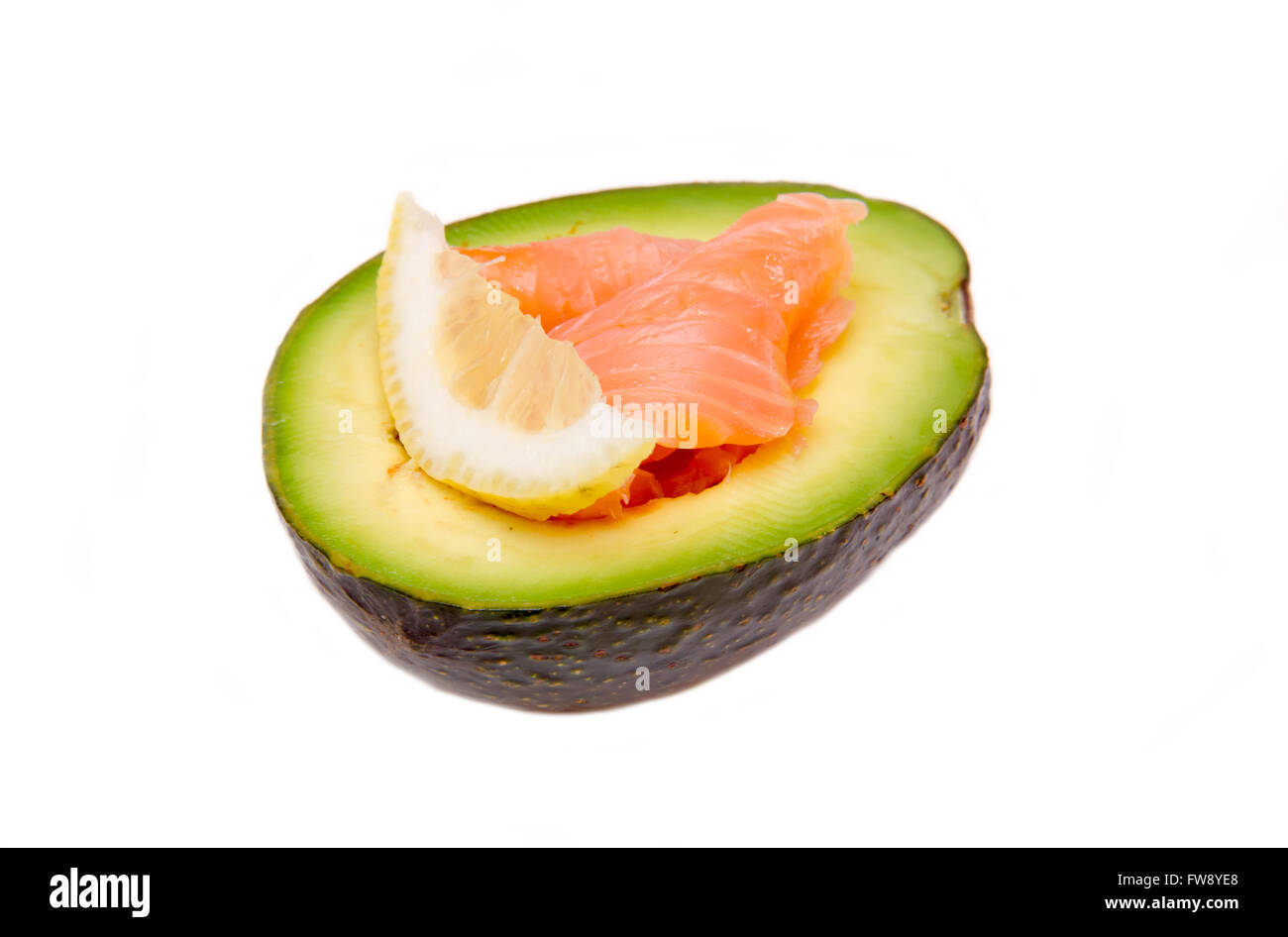La moitié d'un avocat avec saumon fumé sur fond blanc Photo Stock - Alamy