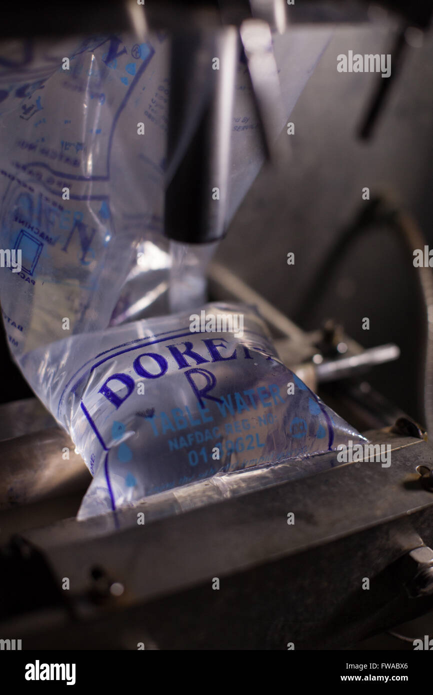 Un sachet d'eau potable purifiée produite dans une entreprise nigériane ...