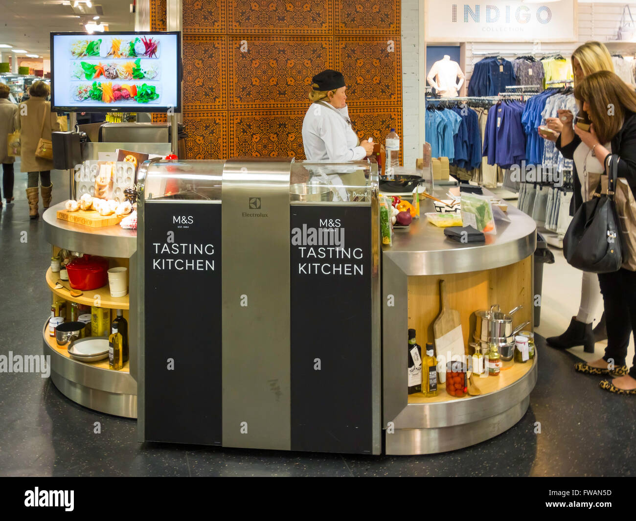 Marks & Spencer Cuisine dégustation en magasin où les clients peuvent ...