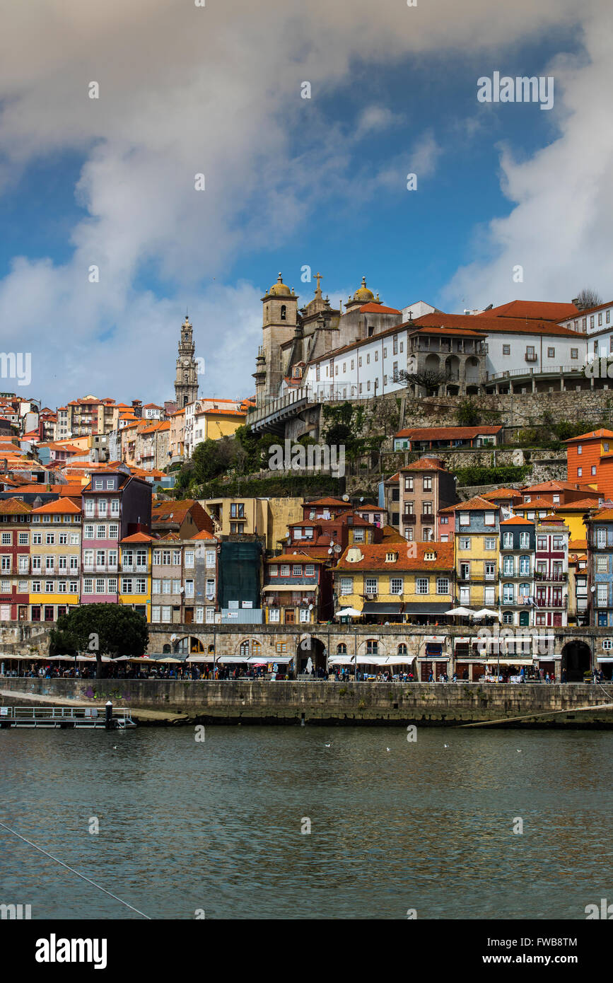 Vue sur le vieux quartier de Ribeira et colorés, Porto, Portugal Photo ...