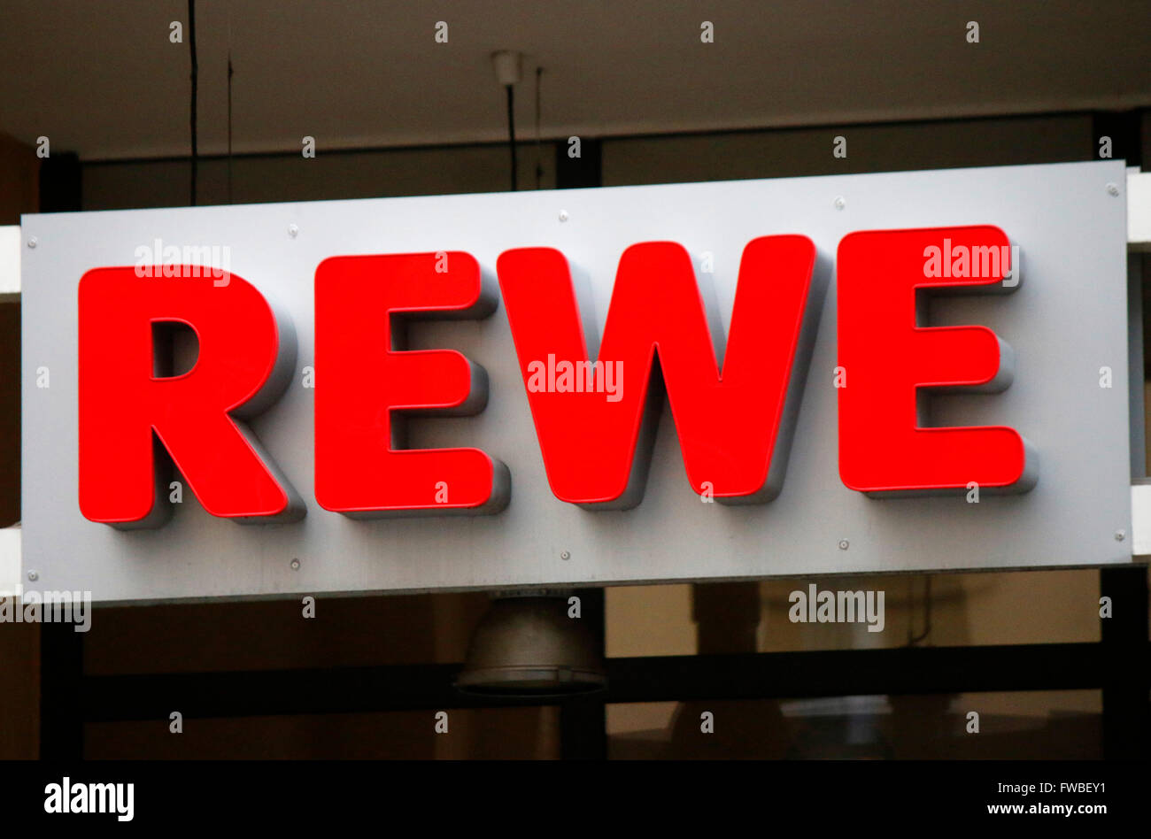 Rewe logo Banque de photographies et d’images à haute résolution - Alamy