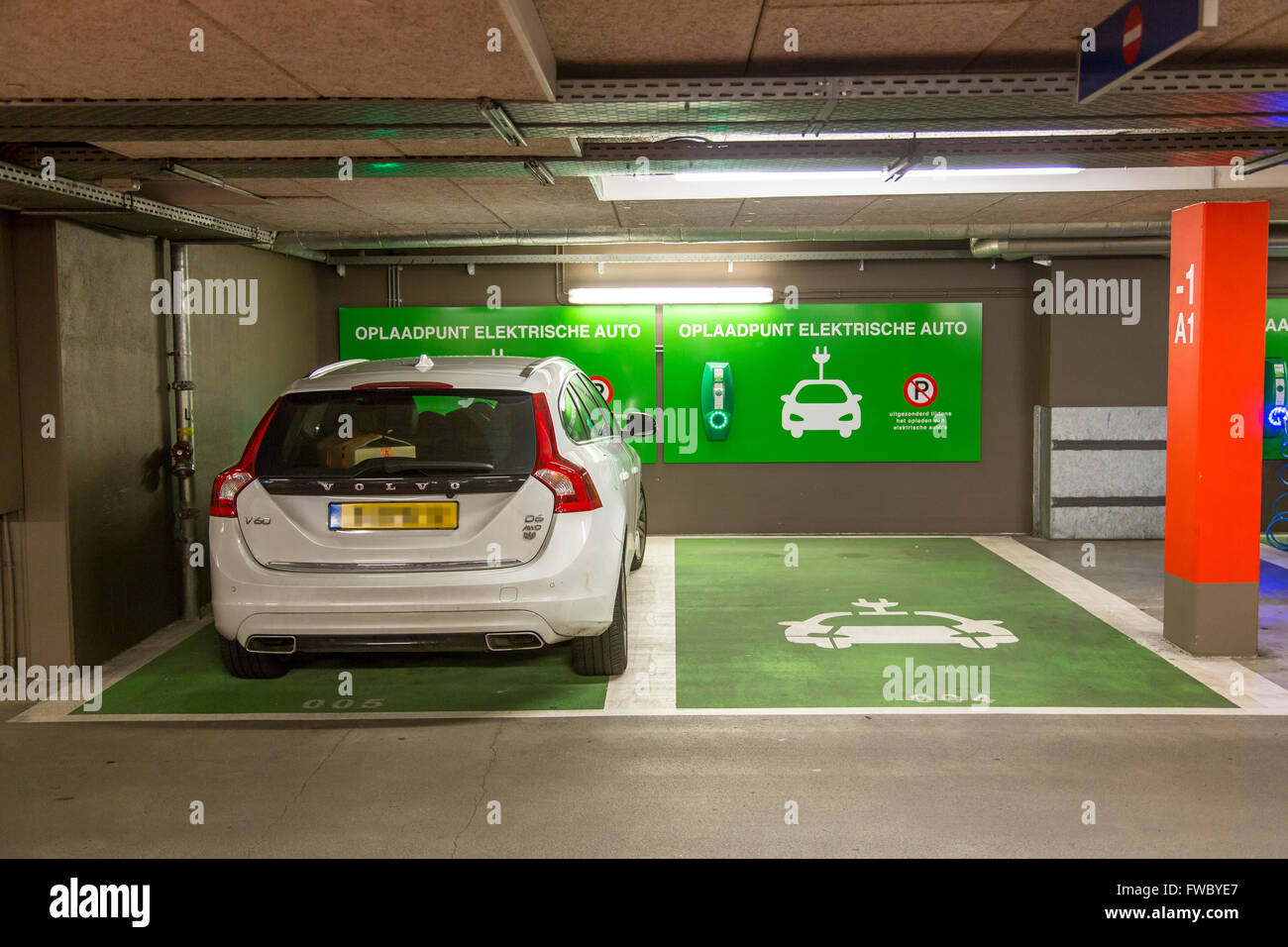 Electric car parking Banque de photographies et d’images à haute ...