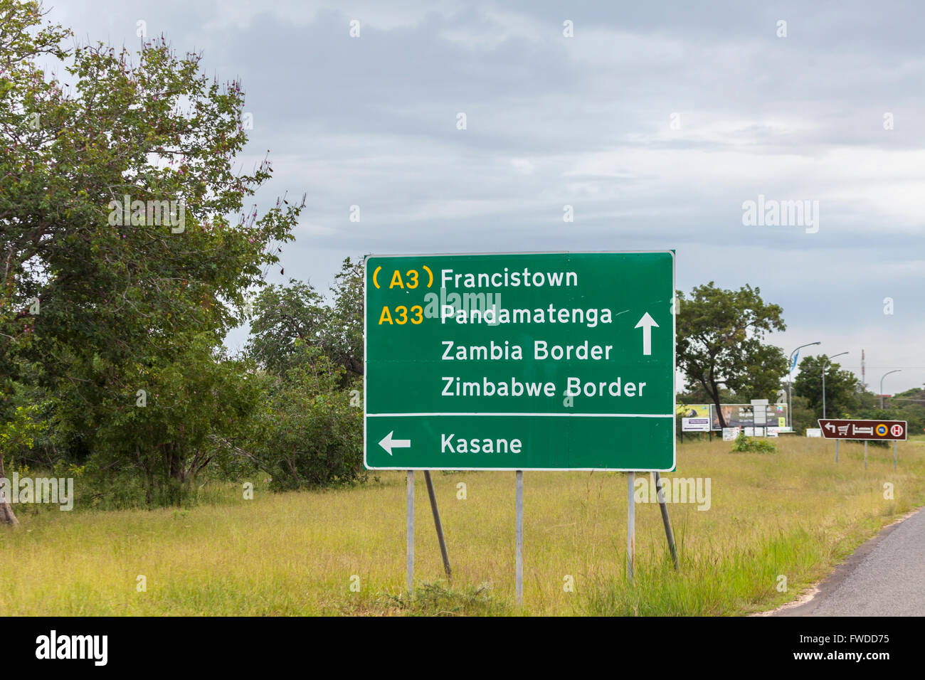 Panneau routier près de Kasane, le nord du Botswana, Gaborone ...
