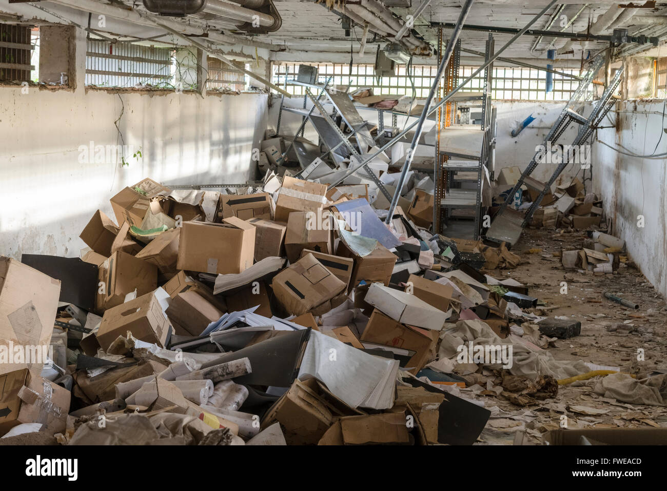 ENTREPÔT DE DÉSORDRE Photo Stock - Alamy