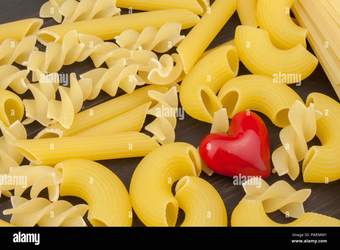 Nous adorons les pâtes. Différents types de pâtes sur la table de la ...