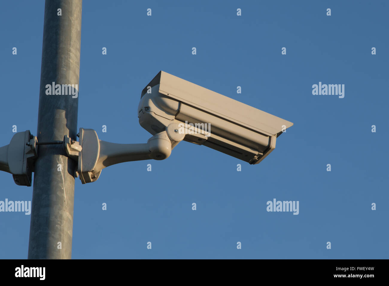 Surveillance camera on light pole Banque de photographies et d’images à ...