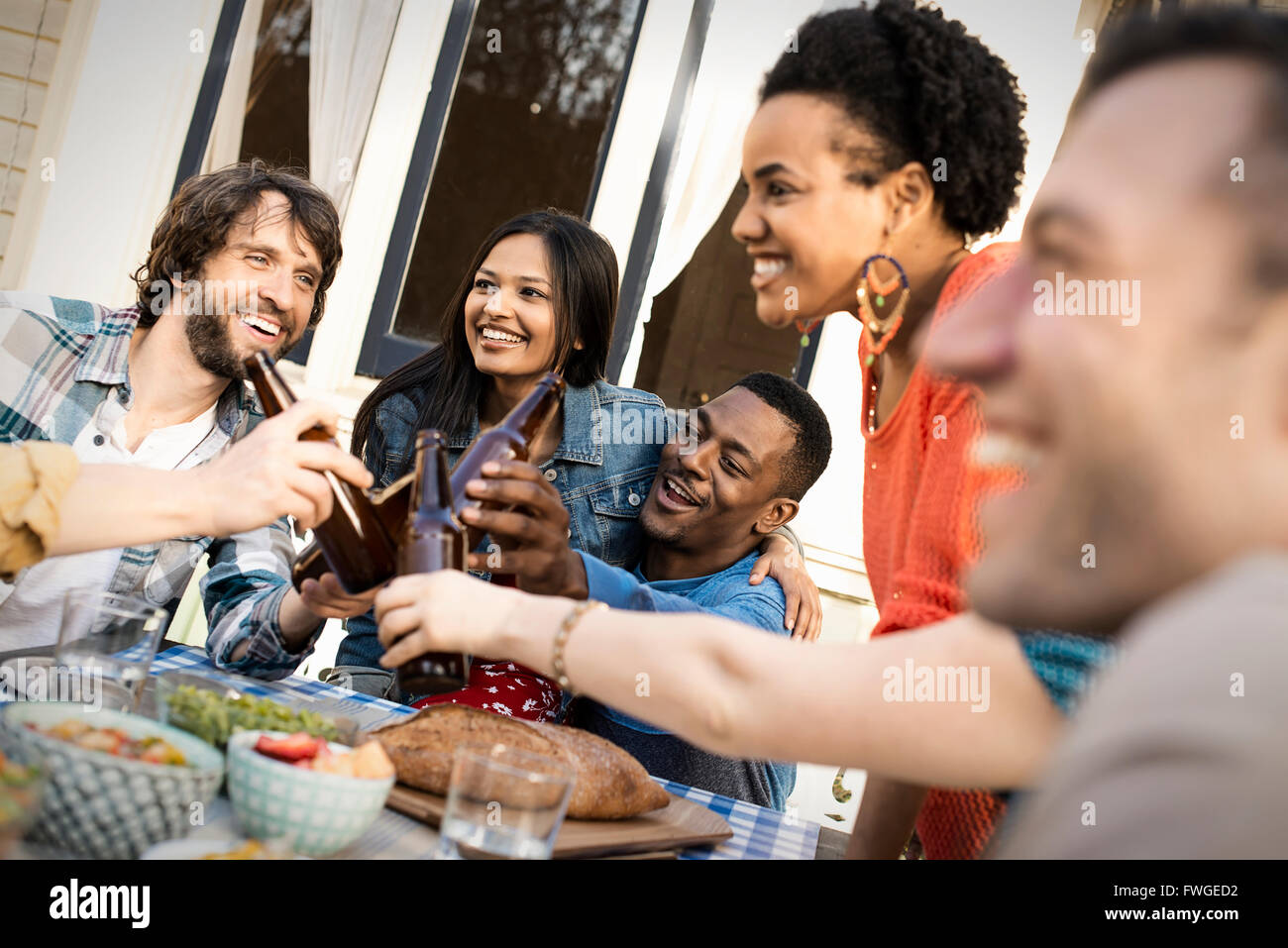 Les femmes autour d'une table Banque de photographies et d’images à ...