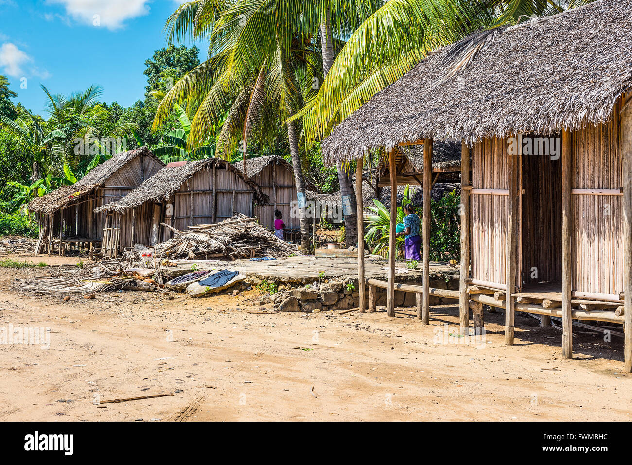 Village typique malgache sur la plage de l'île de Nosy Be, nord de ...