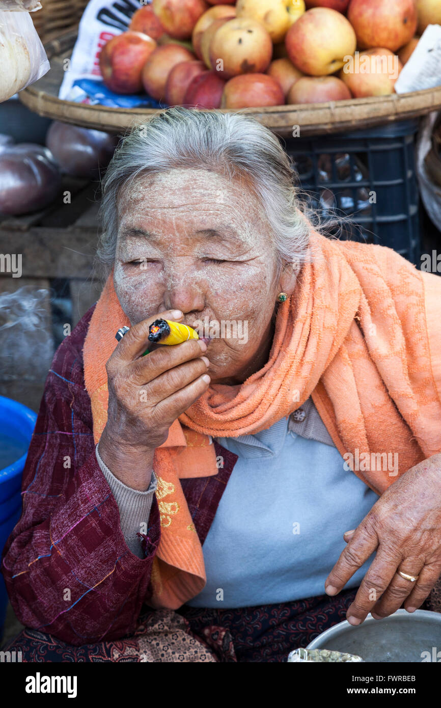 Old woman smoking cheroot myanmar Banque de photographies et d’images à ...