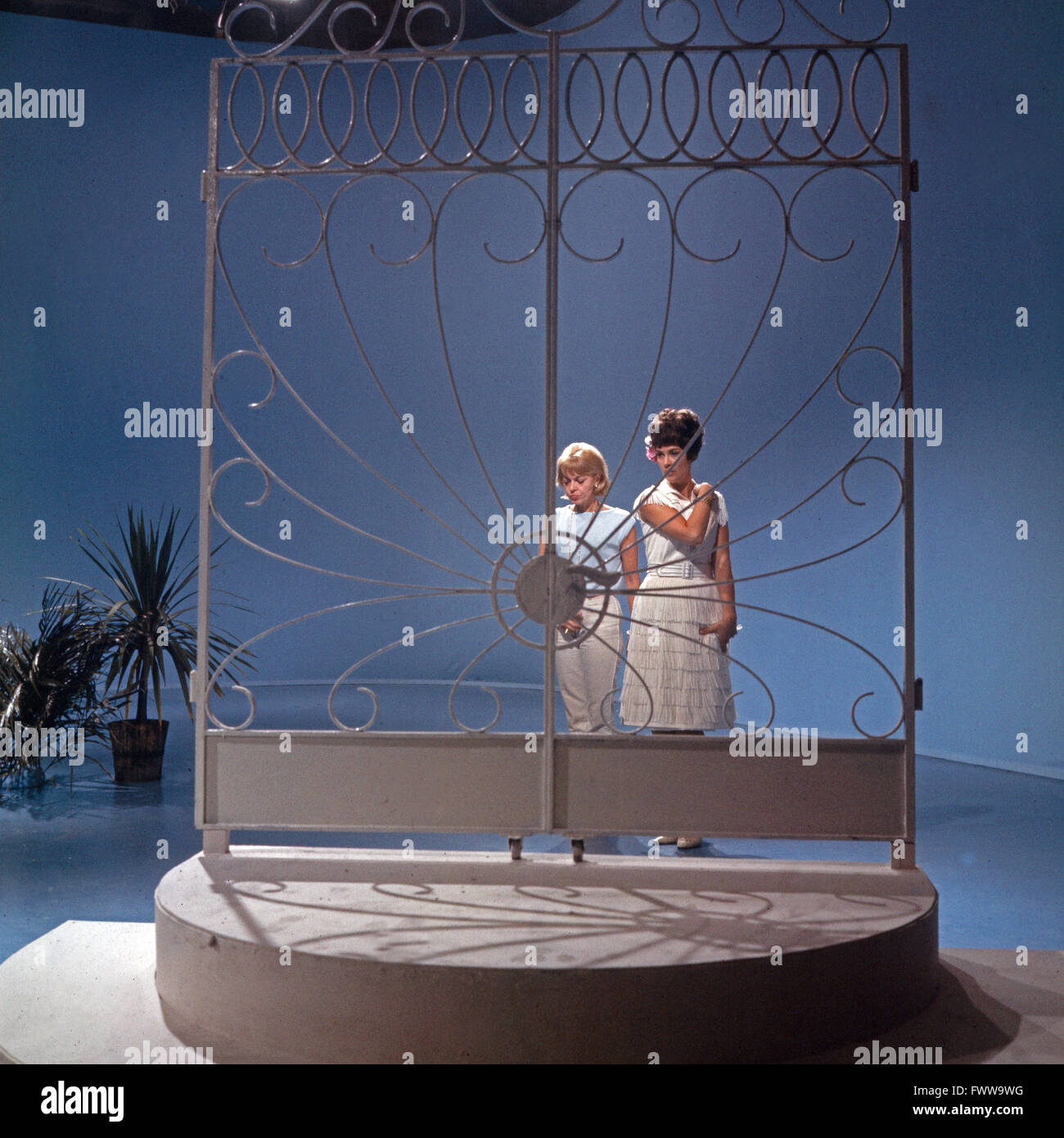 Deutsche Schauspielerin und Sängerin Hannelore Cremer (rechts) und die ...