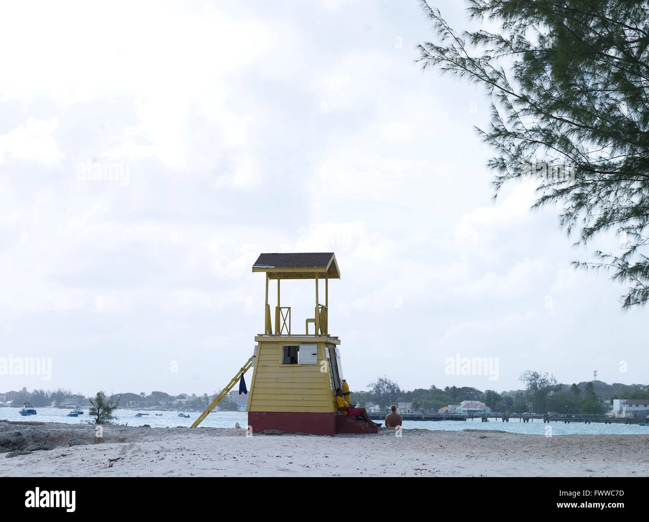 Life guard tower on beach Banque de photographies et d’images à haute ...