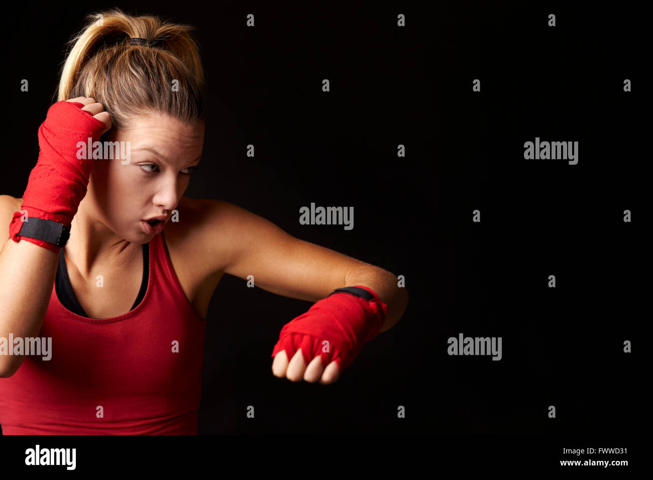 Jeune femme blonde boxe shadow Banque de photographies et d’images à ...