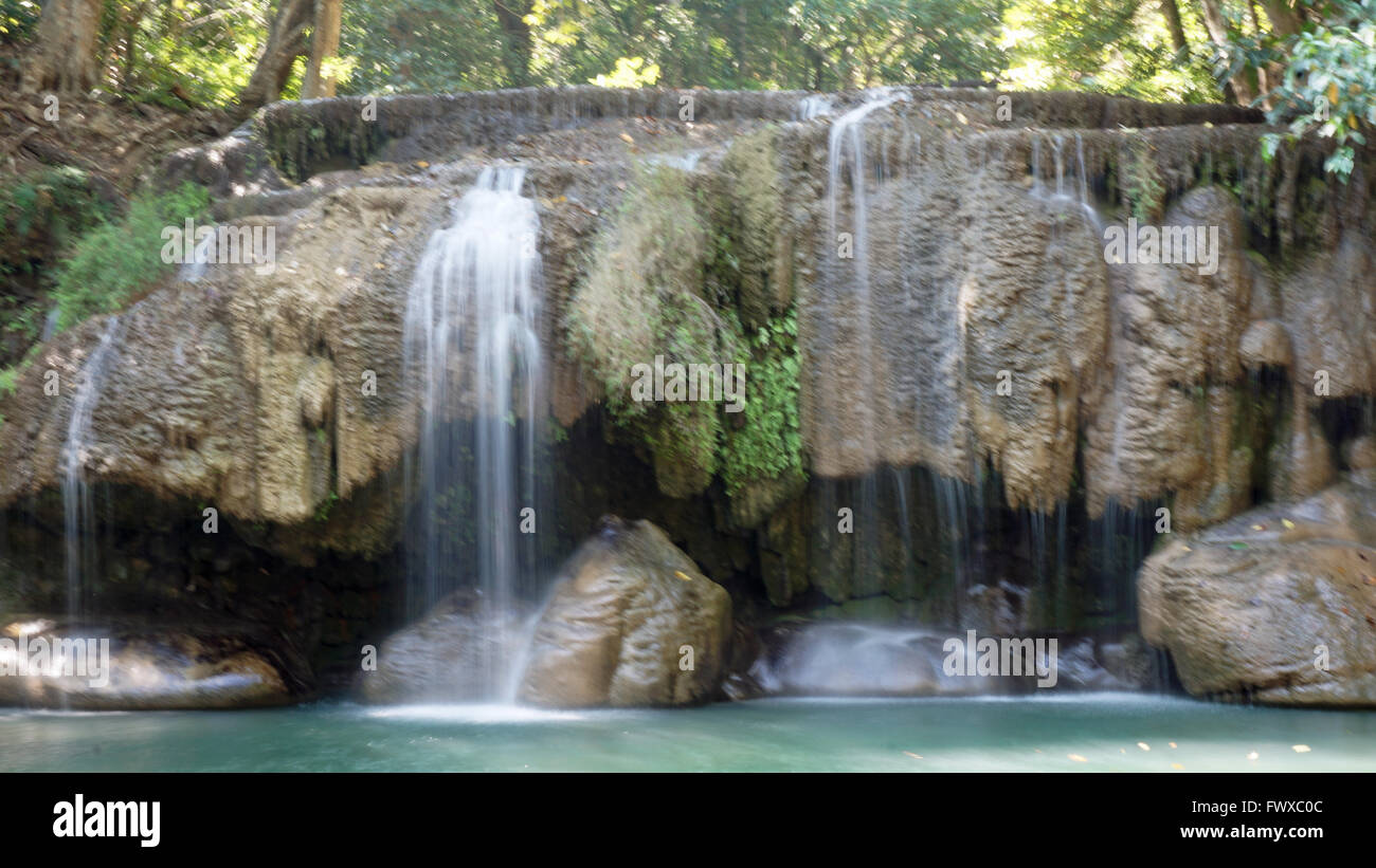 Cascade dans le parc national d'Erawan en Thaïlande Photo Stock - Alamy