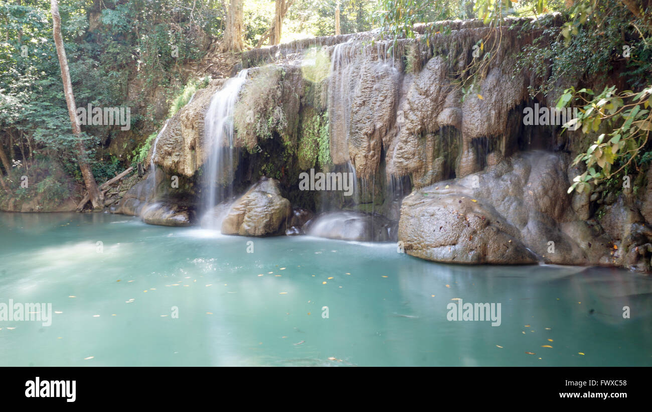 Cascade dans le parc national d'Erawan en Thaïlande Photo Stock - Alamy