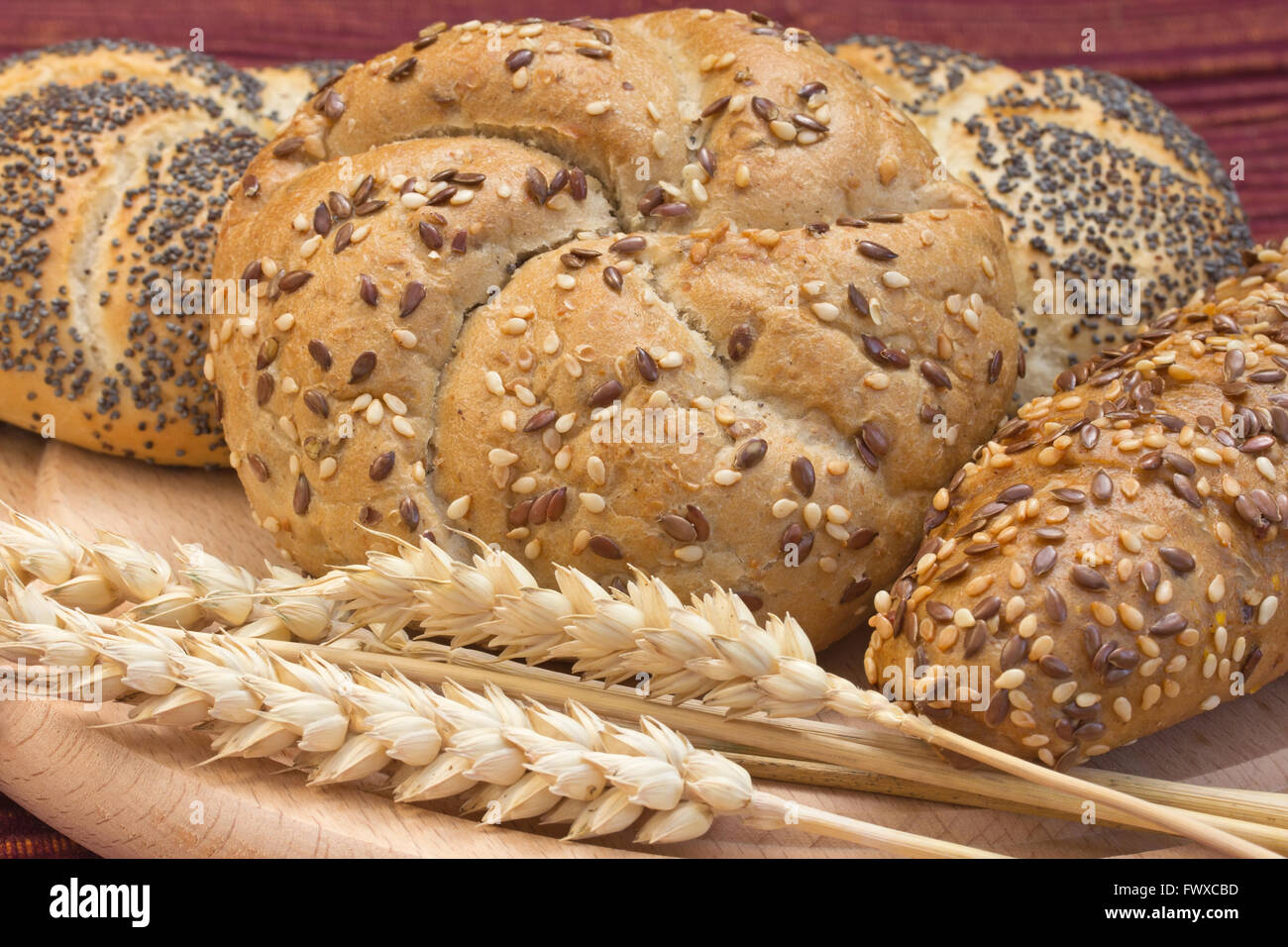 Différents types de pain de blé entier et les épis de blé couché sur ...