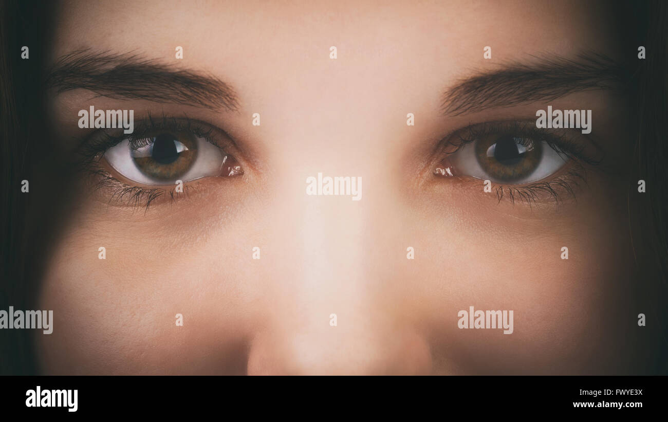 Visage d'une jeune fille aux yeux vert marron noisette Photo Stock - Alamy