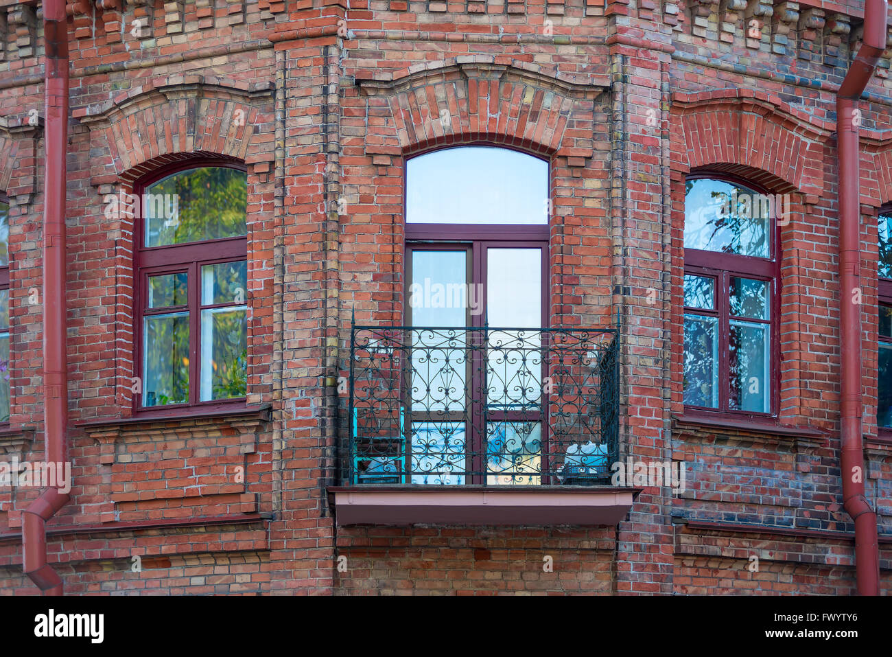 Balcon maison brique rouge Banque de photographies et d’images à haute ...