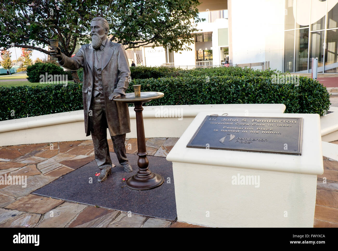 Statue de John S. Pemberton qui a inventé le Coca-Cola en 1886, au ...