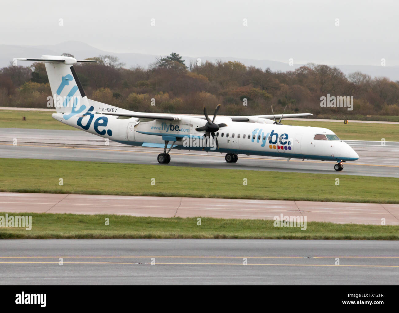 Flybe bombardier dash 8 q400 aeroplane Banque de photographies et d ...