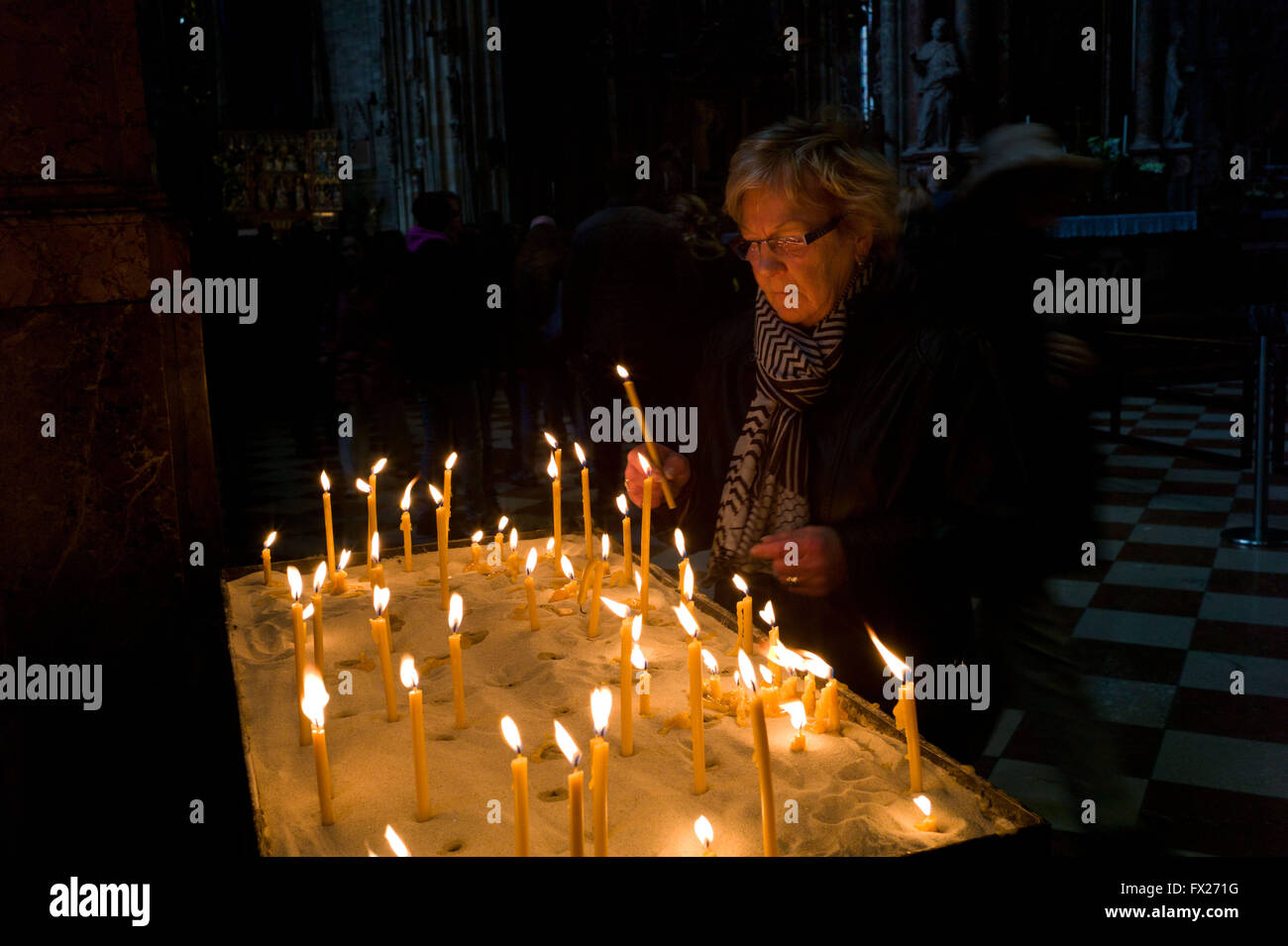 Femme allumer une bougie Banque de photographies et d’images à haute ...