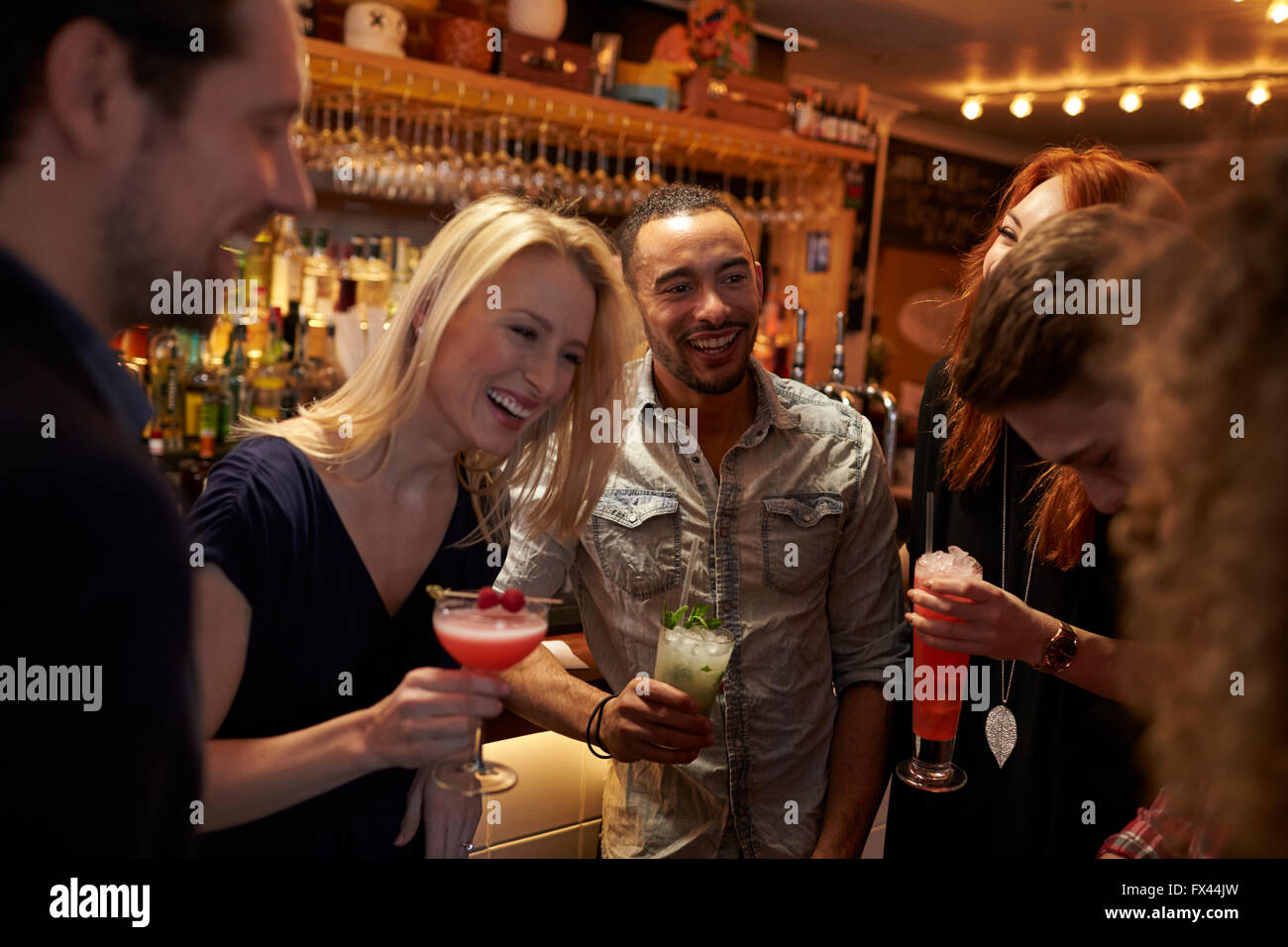 Réunion du Groupe des amis pour prendre un verre en soirée au bar à ...