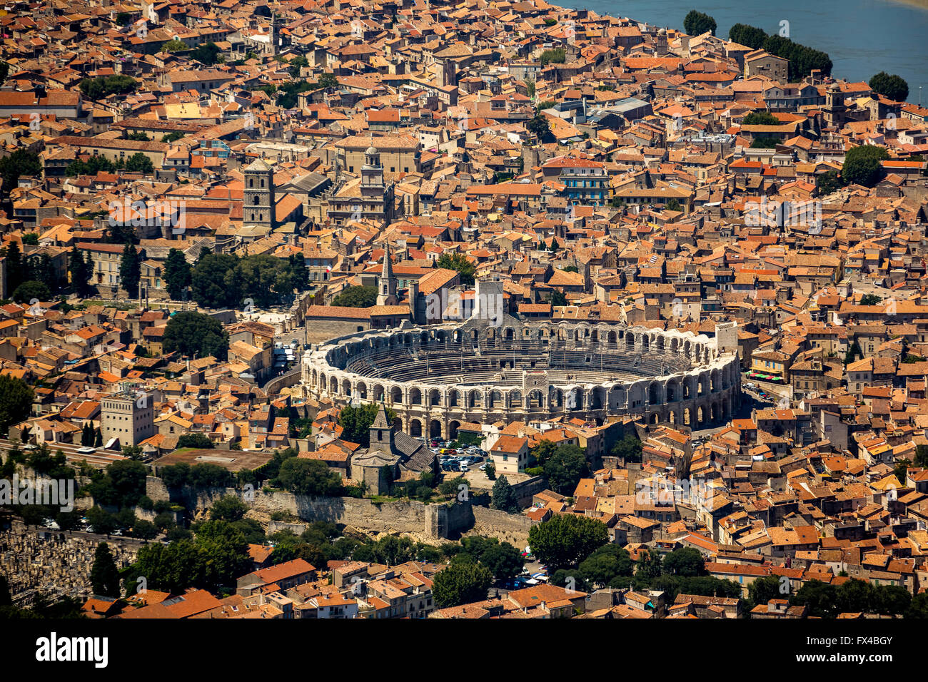 Vue aérienne, ville historique d'Arles sur le Rhône, le centre-ville de ...