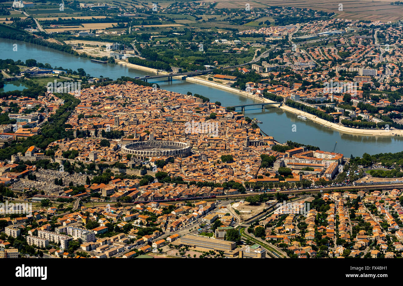 Vue aérienne, ville historique d'Arles sur le Rhône, le centre-ville de ...