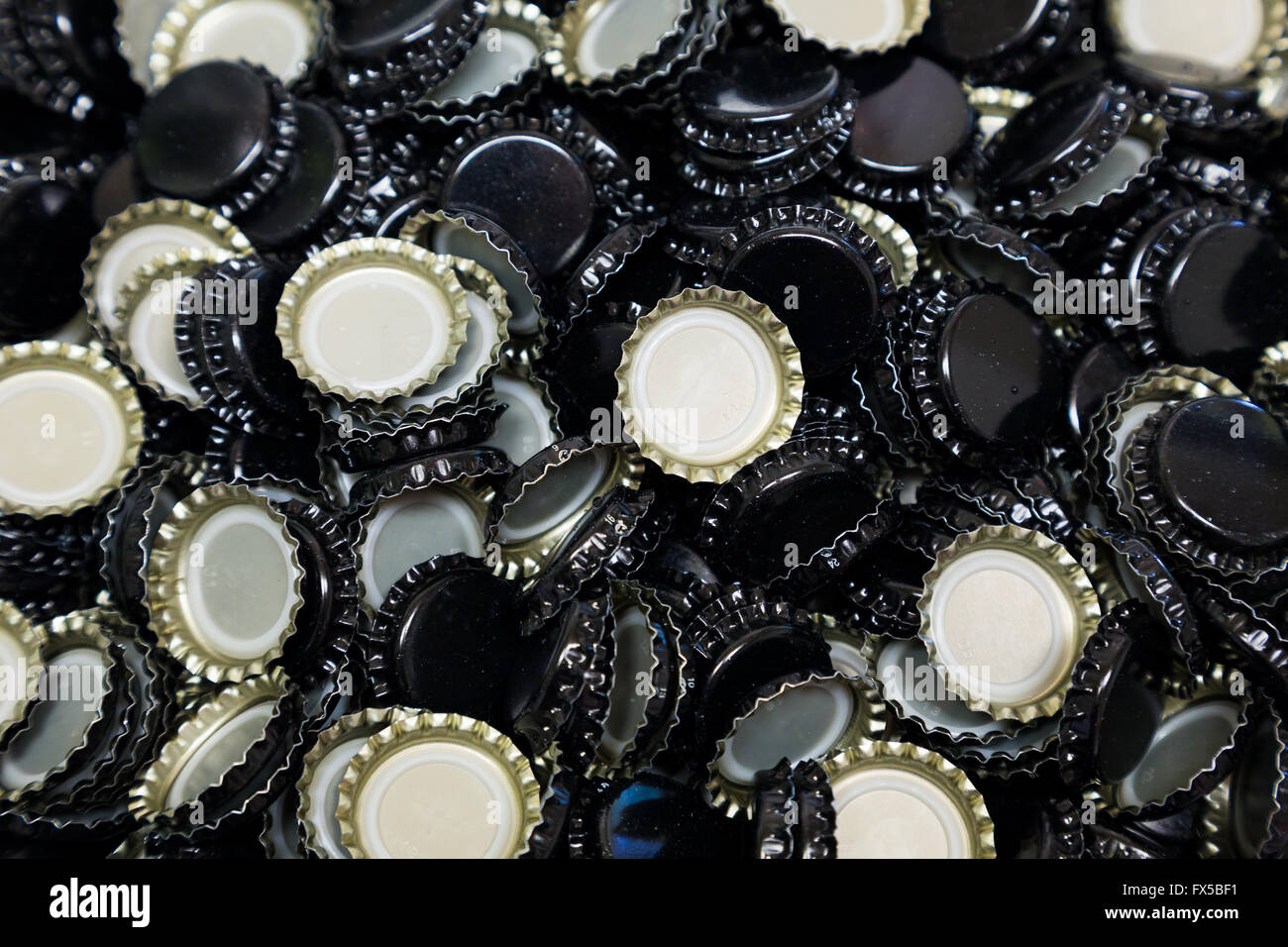 Des capsules de bouteille dans un groupe tourné d'une façon abstraite ...