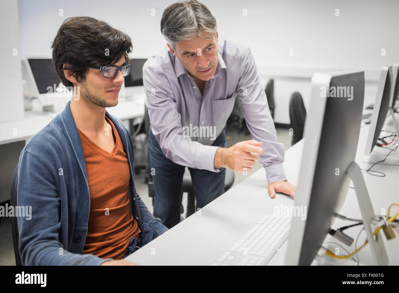 Professeur d'informatique à aider un étudiant Photo Stock - Alamy