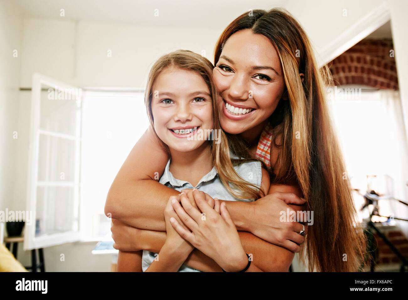 Child hugging mother at waist Banque de photographies et d’images à ...