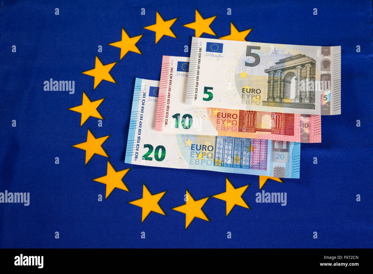 De nouveaux billets de banque, d'euros sur drapeau européen Photo Stock ...